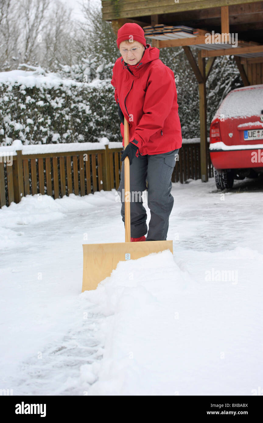 Driveway snow clearing hi-res stock photography and images - Alamy