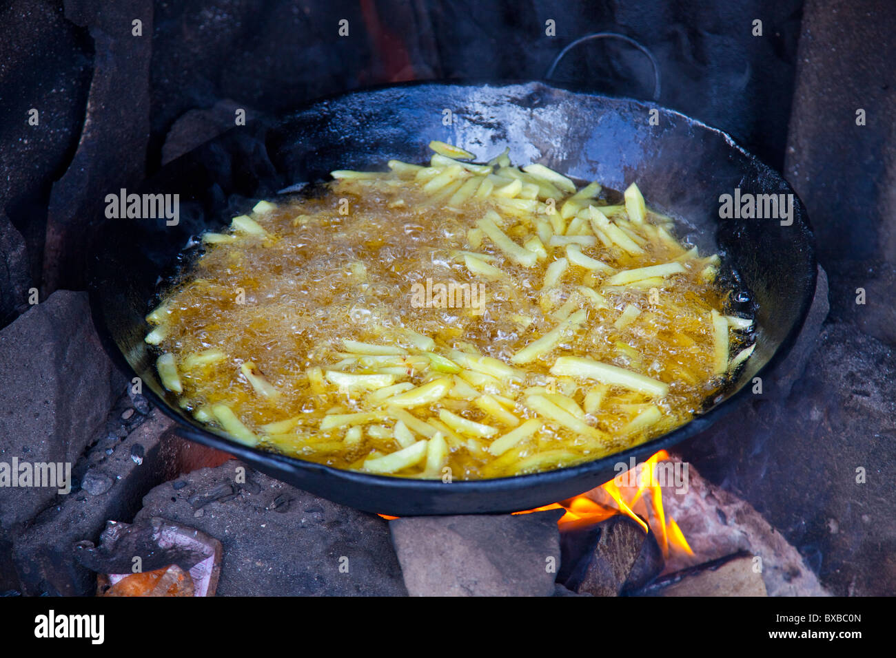 Frying french fries to sell in Mathare slums, Nairobi, Kenya Stock ...