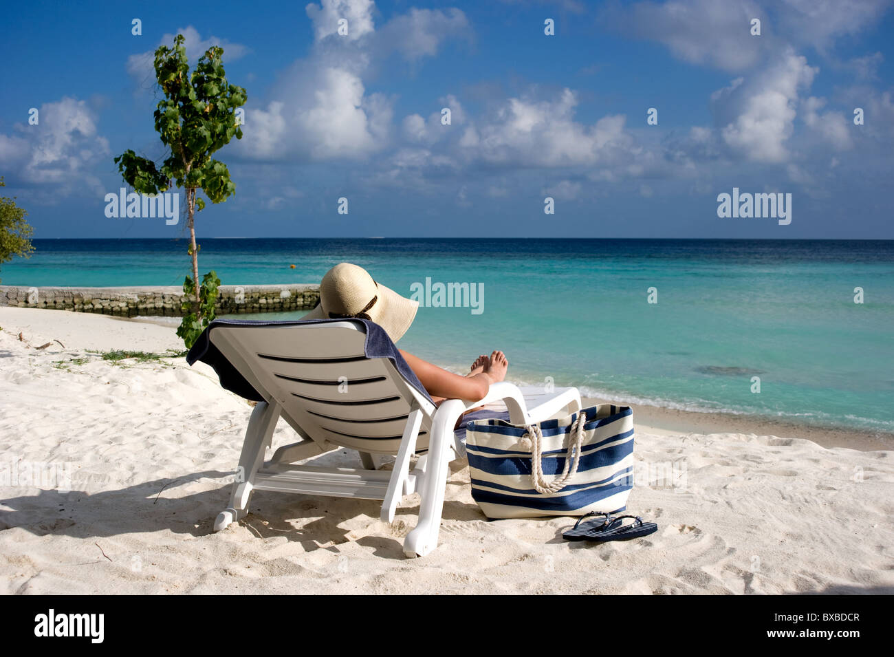 Women on ocean beach hi-res stock photography and images - Alamy