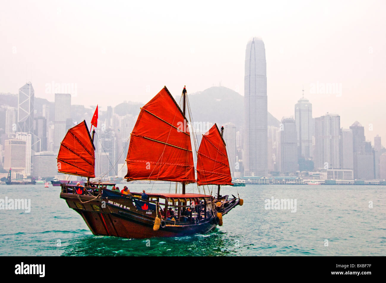 Chinese skyline junk hi-res stock photography and images - Alamy