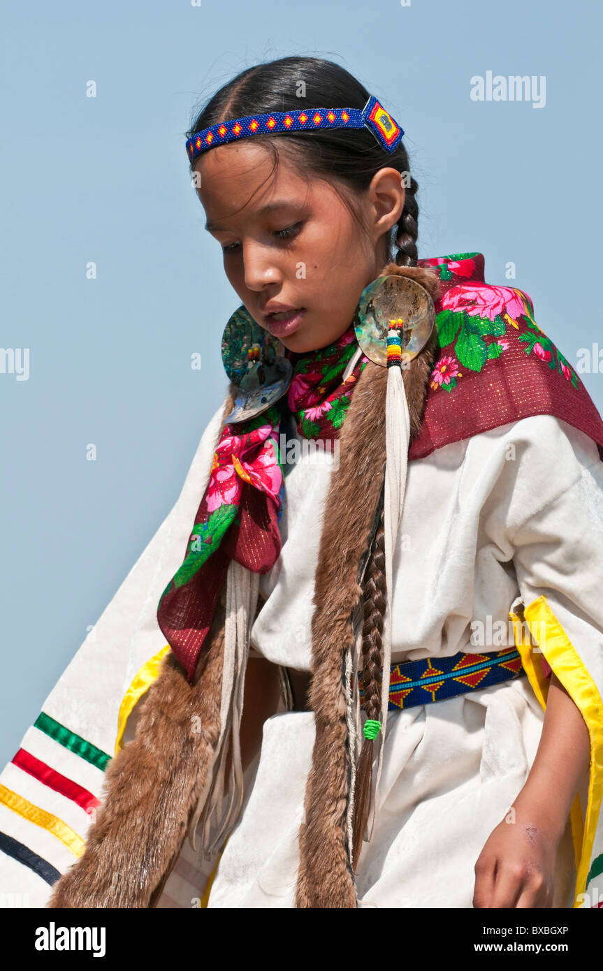 Young girl traditional dancer, Pow-wow, Blackfoot Crossing Historical ...