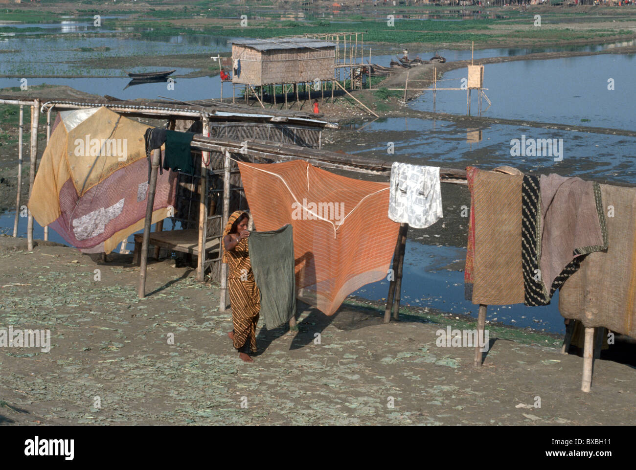 BANGLADESH. WOMAN HANGING CLOTHES TO DRY IN THE SLUMS OF DHAKA Stock ...
