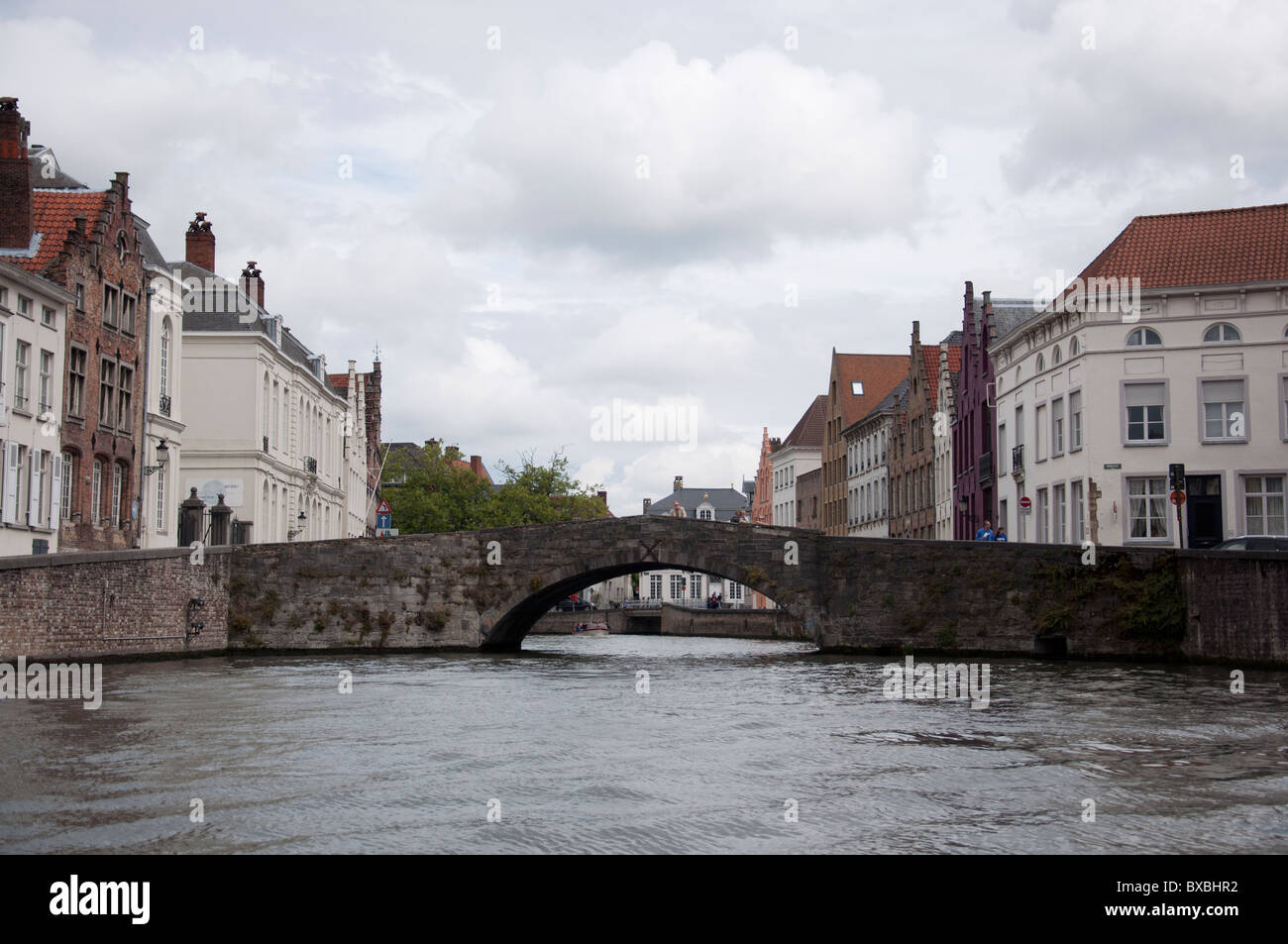 One of the many bridges above the canals of Bruges, Belgium Stock Photo ...