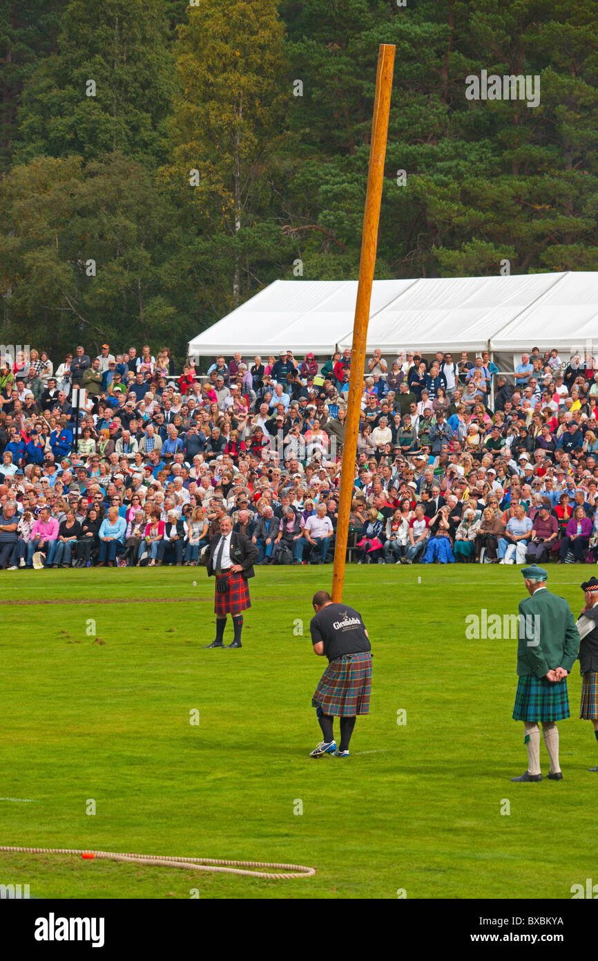 Braemar highland gathering caber tossing hi-res stock photography and ...