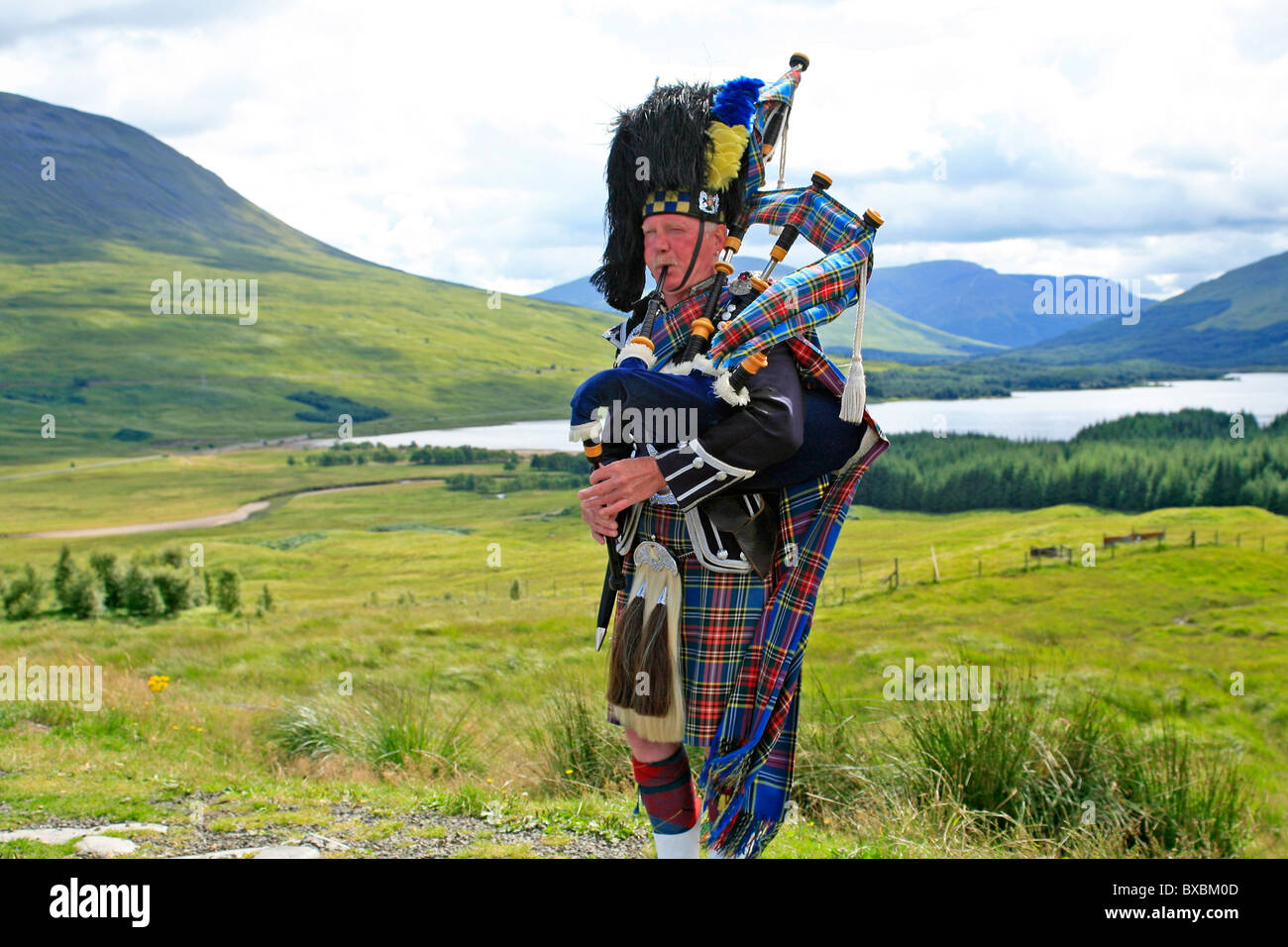 Piper in highlands hi-res stock photography and images - Alamy