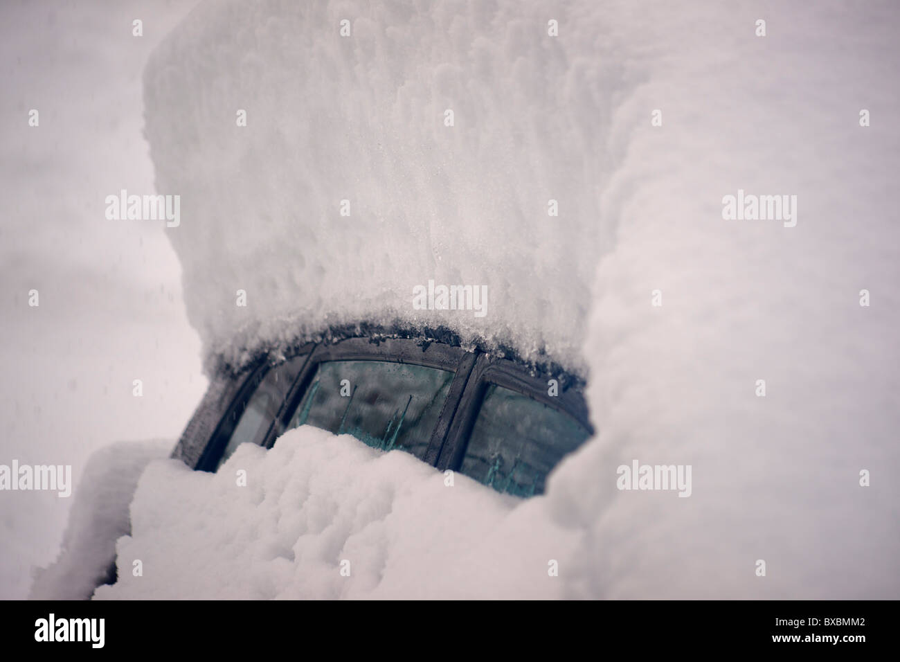 Car in snow hi-res stock photography and images - Alamy