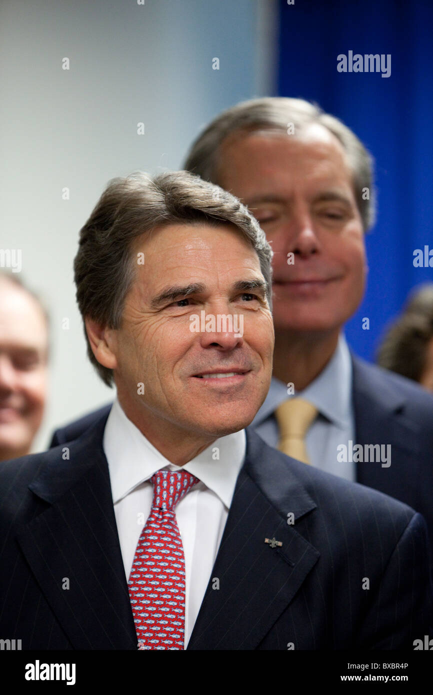Republican Texas Governor Rick Perry (l) stands in front of Lt ...