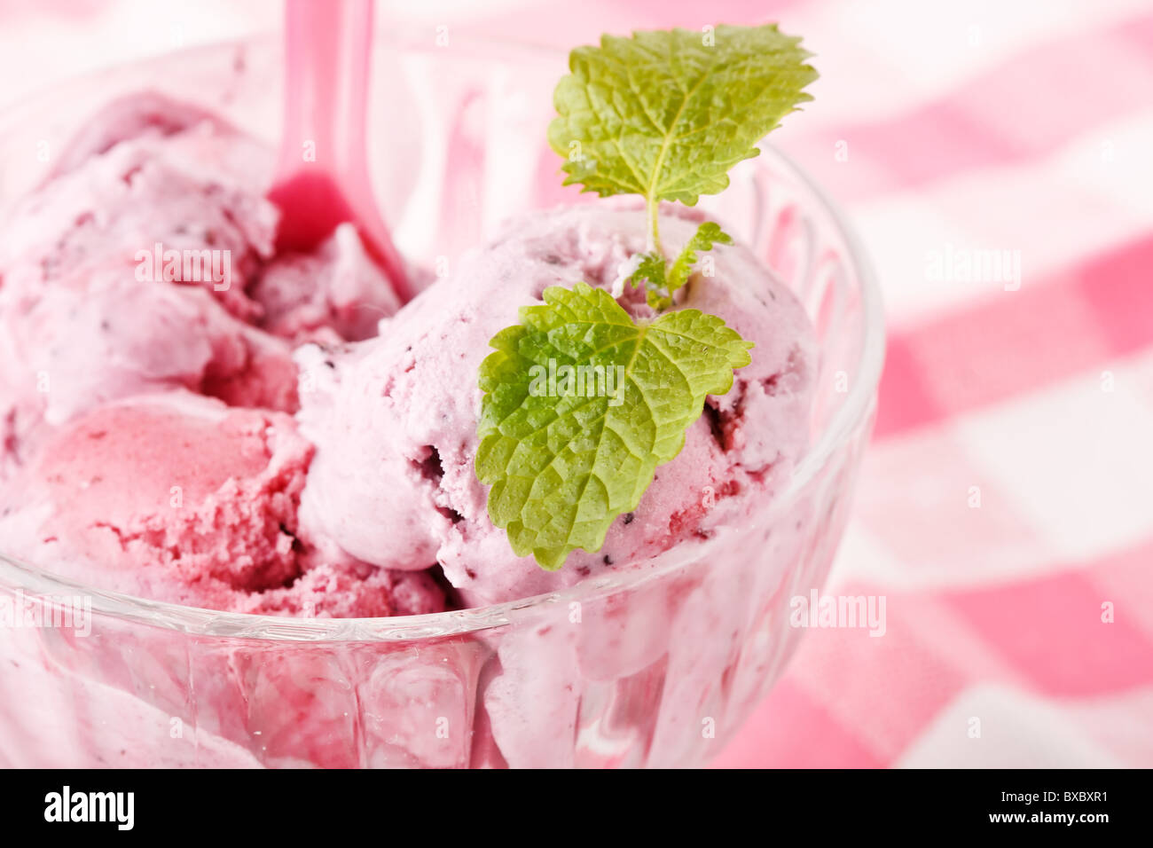 Berry ice cream hi-res stock photography and images - Alamy