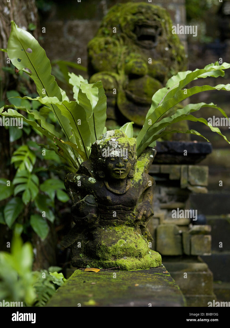 Moss covered statue hi-res stock photography and images - Alamy