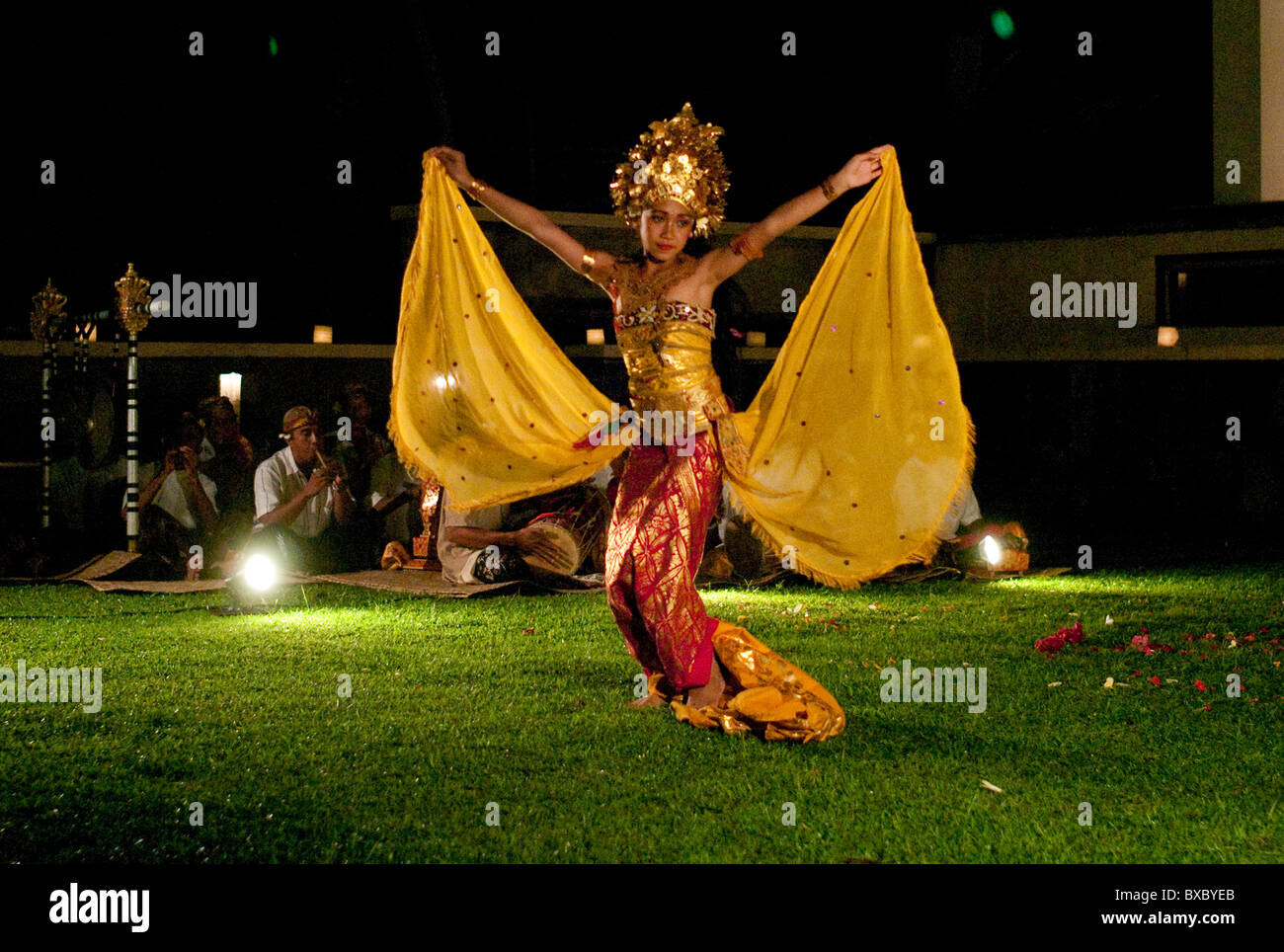 Indonesia dancer hi-res stock photography and images - Alamy