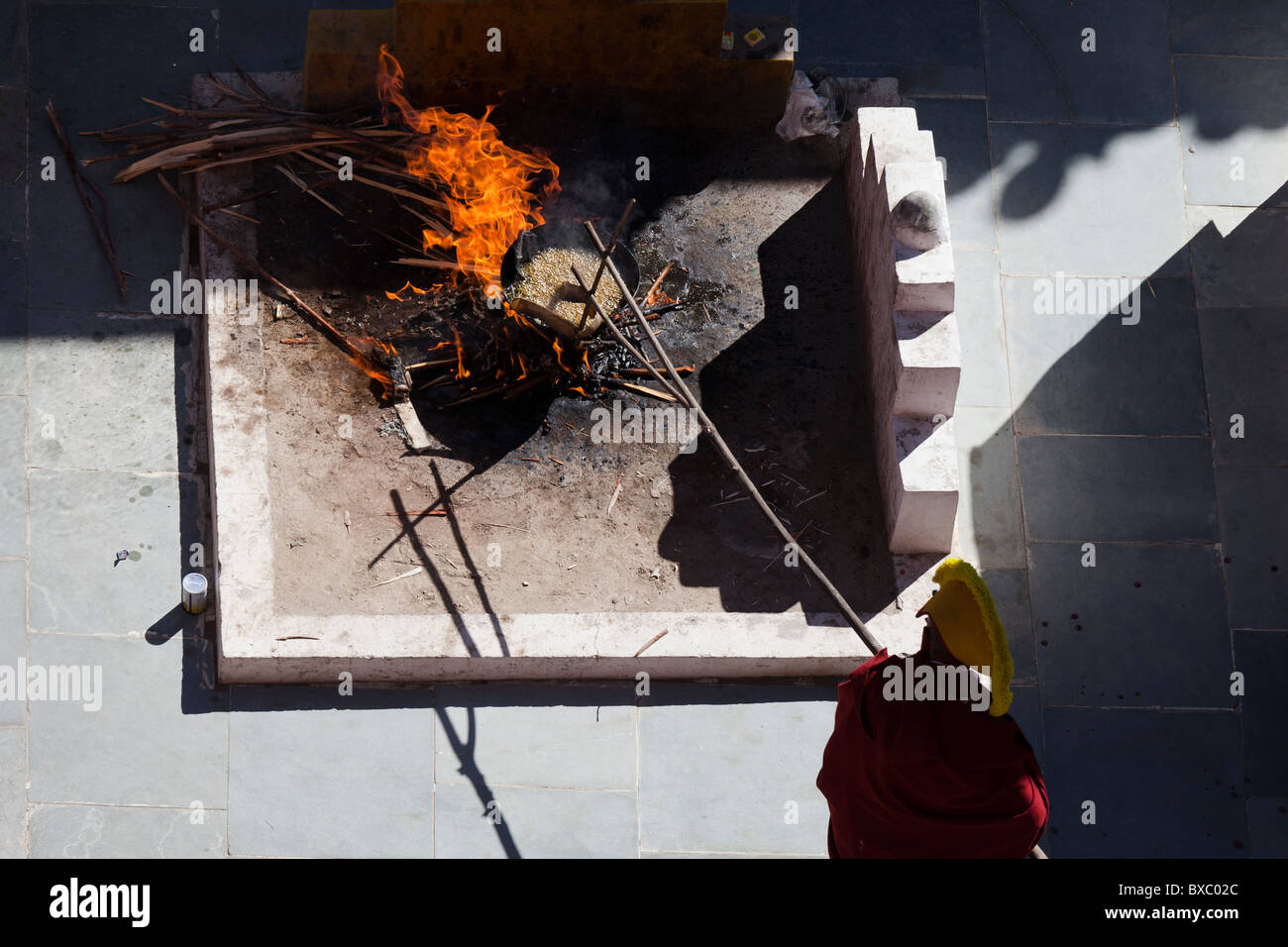 Cauldron boiling oil hi-res stock photography and images - Alamy