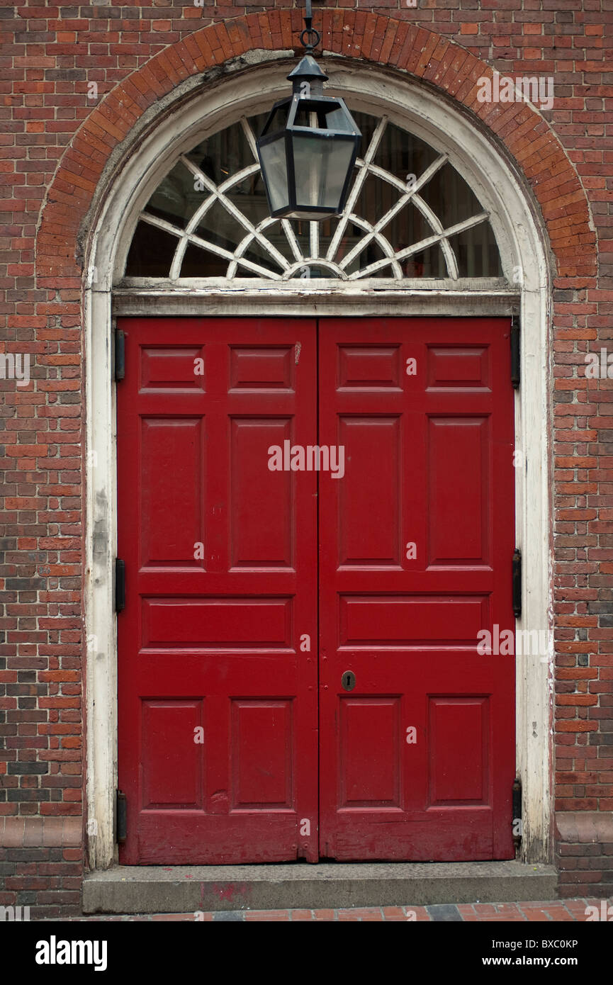 Red door boston hi-res stock photography and images - Alamy