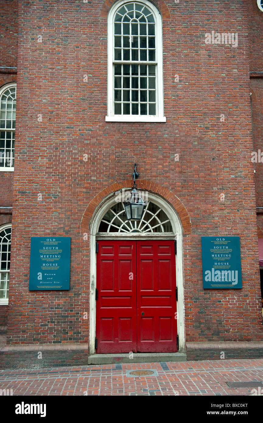 Red door boston hi-res stock photography and images - Alamy