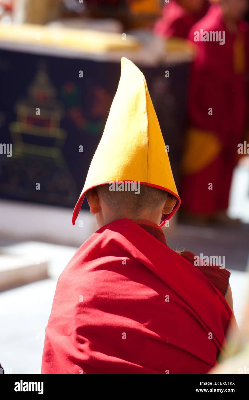 Buddhist monk wearing robe hi-res stock photography and images - Alamy