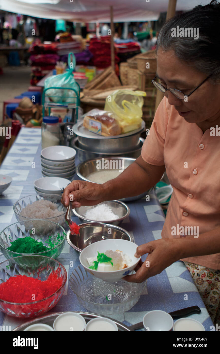 woman preparing a jelly burmese dish Stock Photo - Alamy