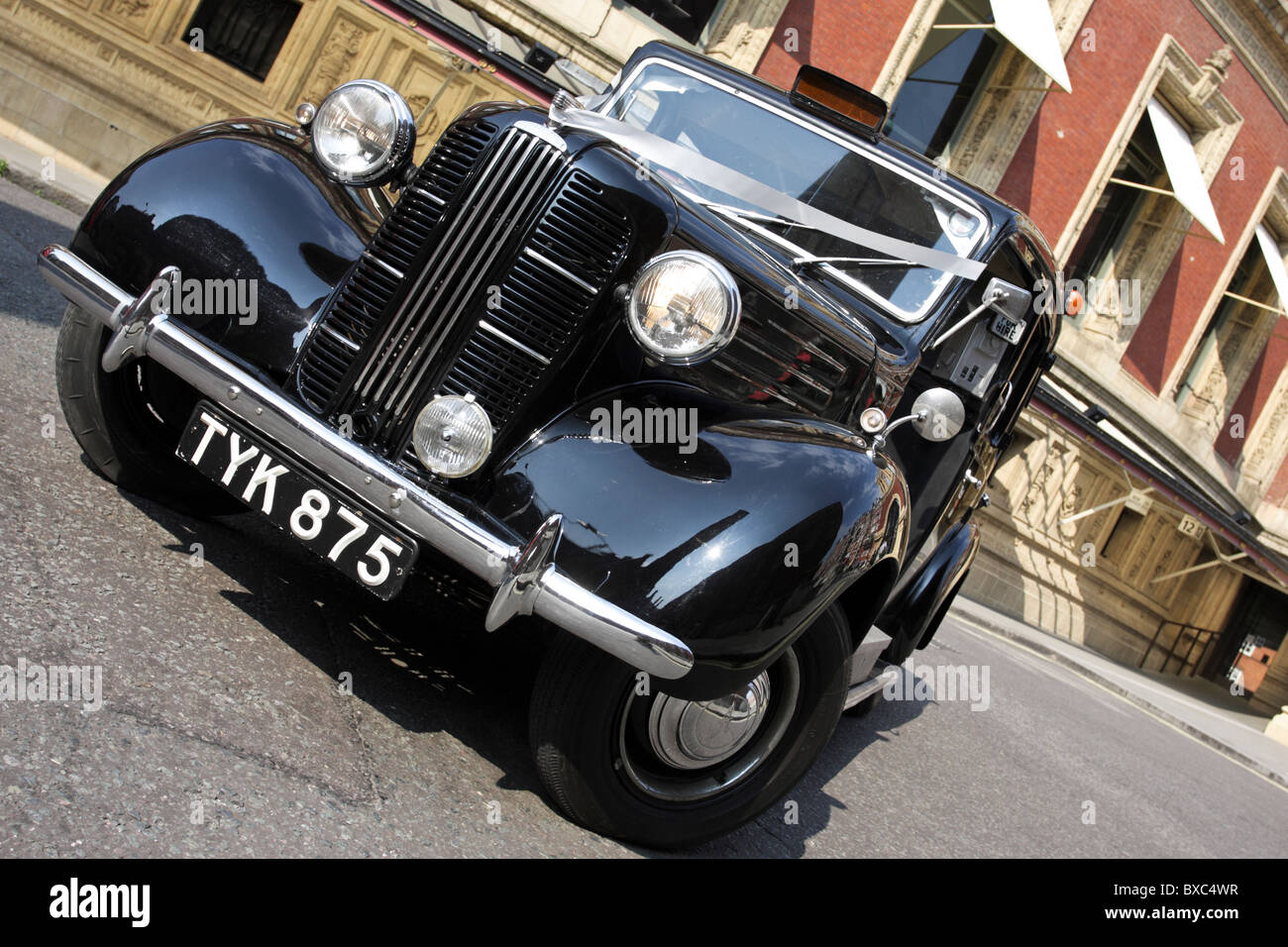 Classic FX3 London taxi outside the Royal Albert Hall on a wedding job ...