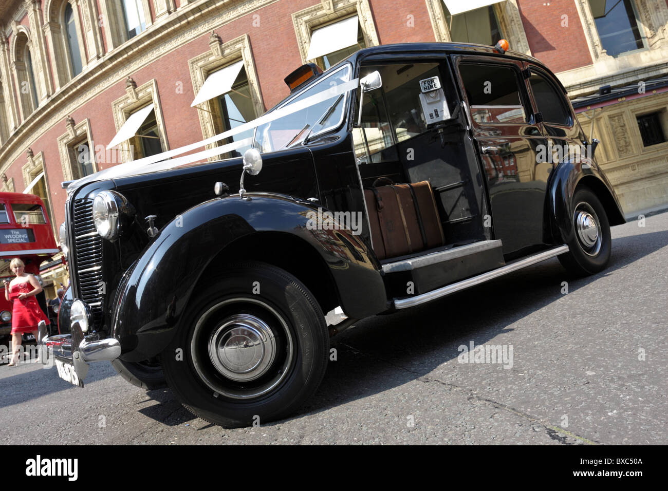 Classic FX3 London taxi outside the Royal Albert Hall on a wedding job ...