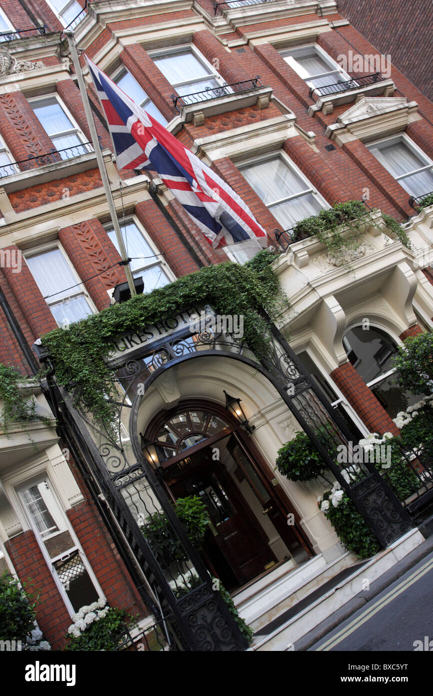 Dukes hotel london hi-res stock photography and images - Alamy