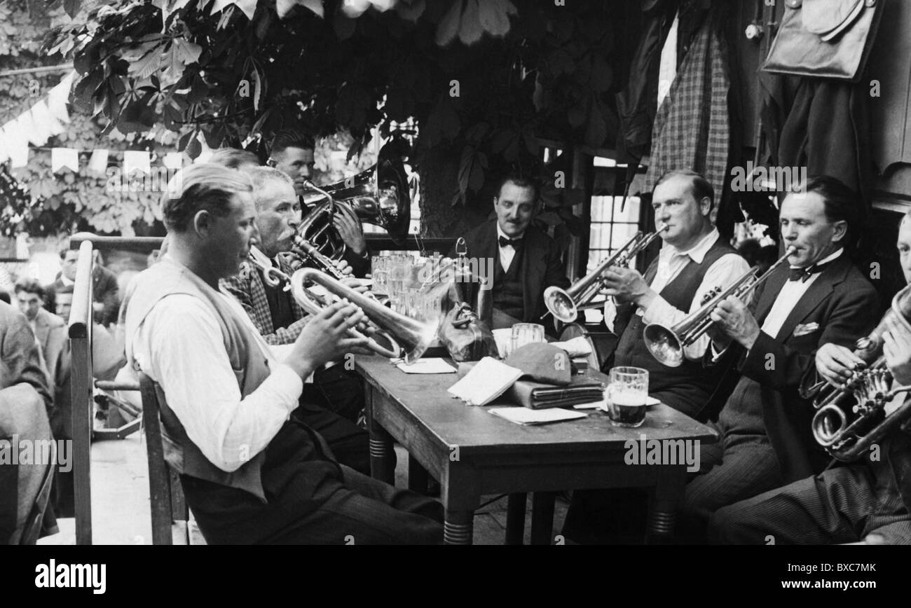 1940s music band hi-res stock photography and images - Alamy