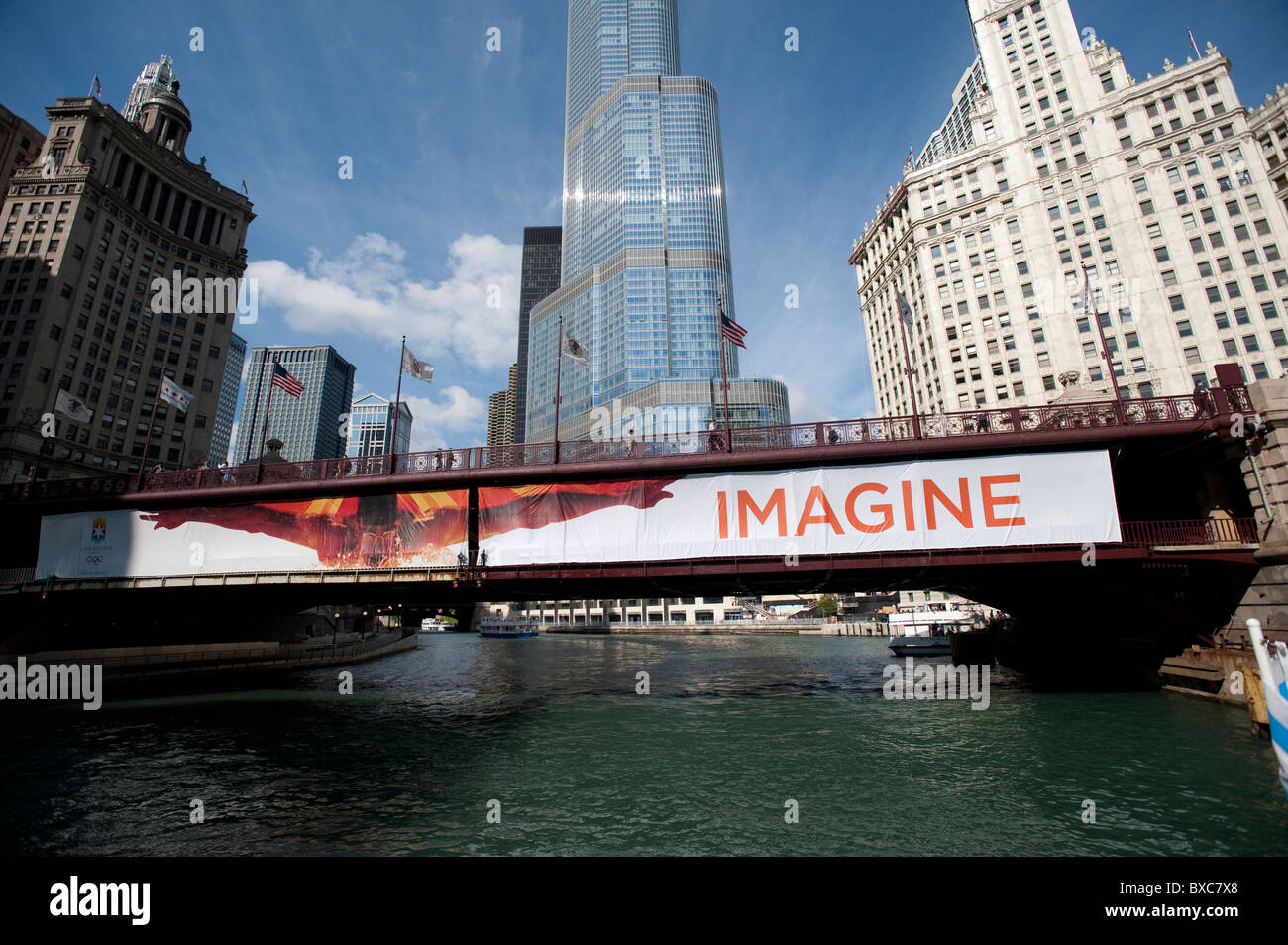 Crossing chicago avenue hi-res stock photography and images - Alamy