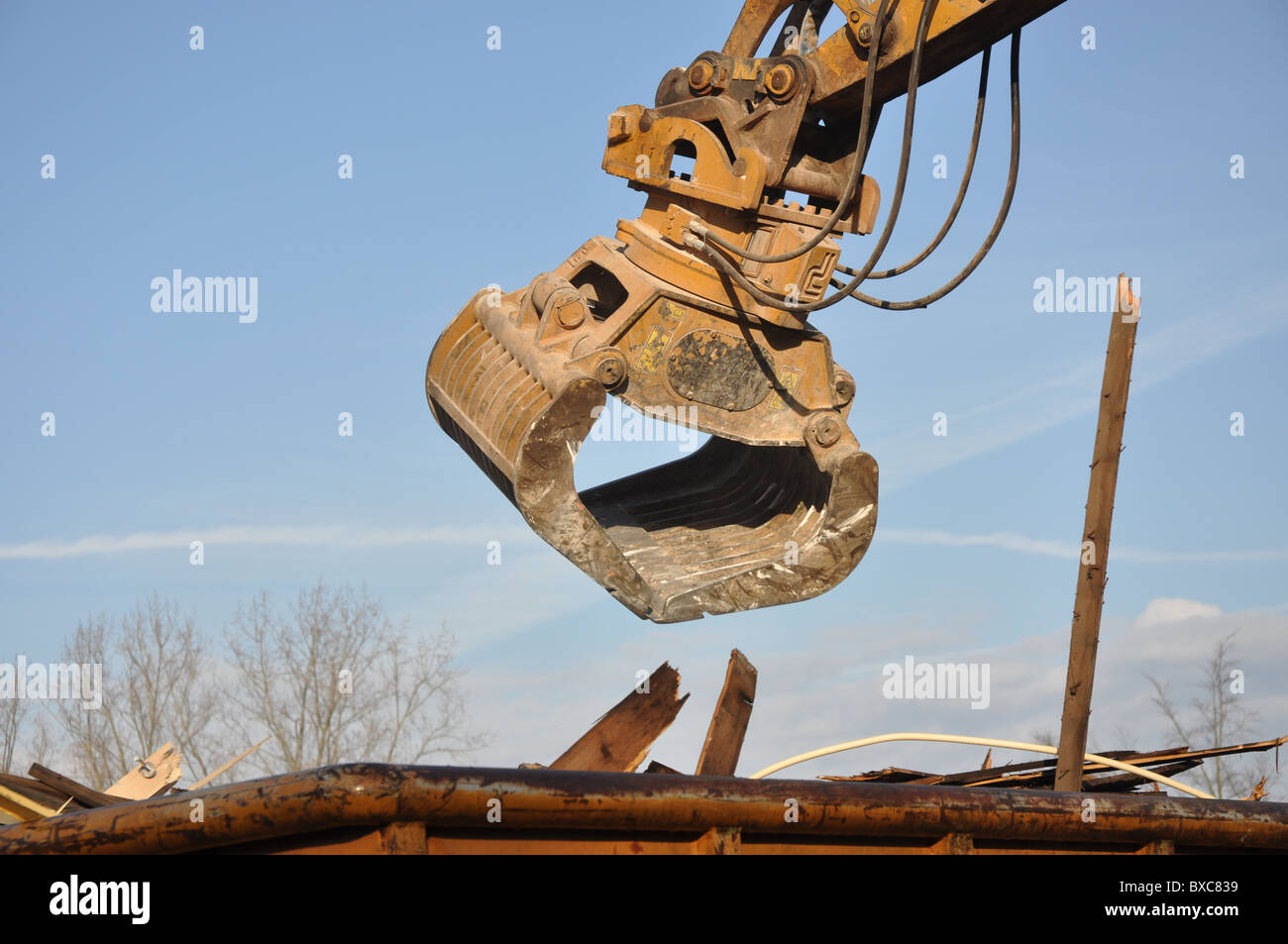 Demolition claw hi-res stock photography and images - Alamy