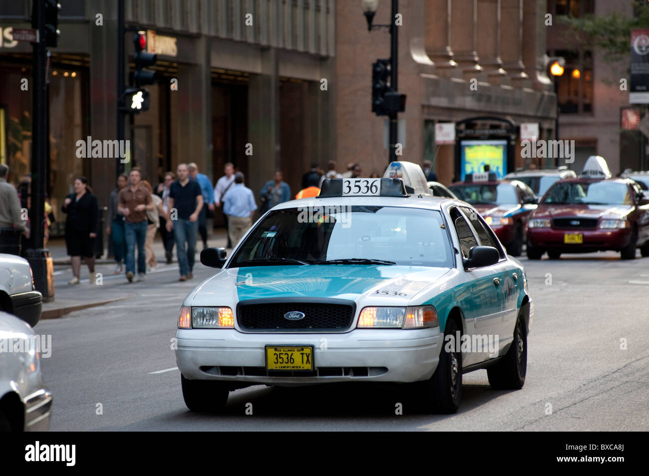 Crowded sidewalk chicago hi-res stock photography and images - Alamy
