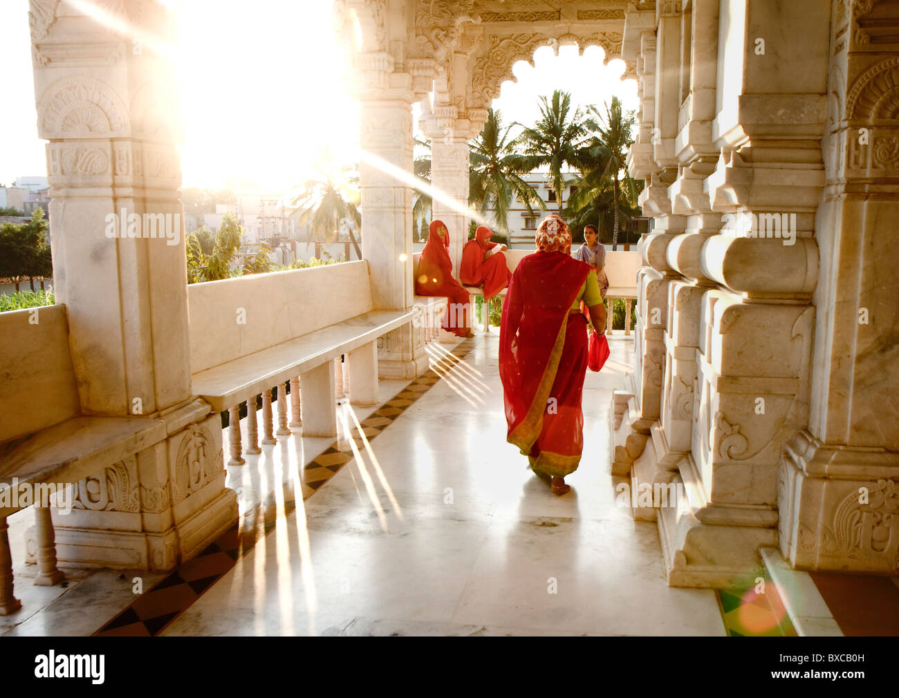 Women in indian temple hi-res stock photography and images - Alamy