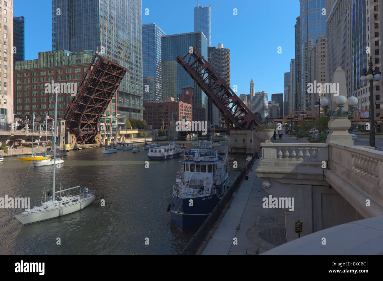 Chicago raising the bridges Stock Photo - Alamy