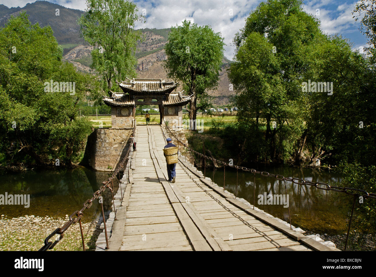 People crossing chain bridge hi-res stock photography and images - Alamy