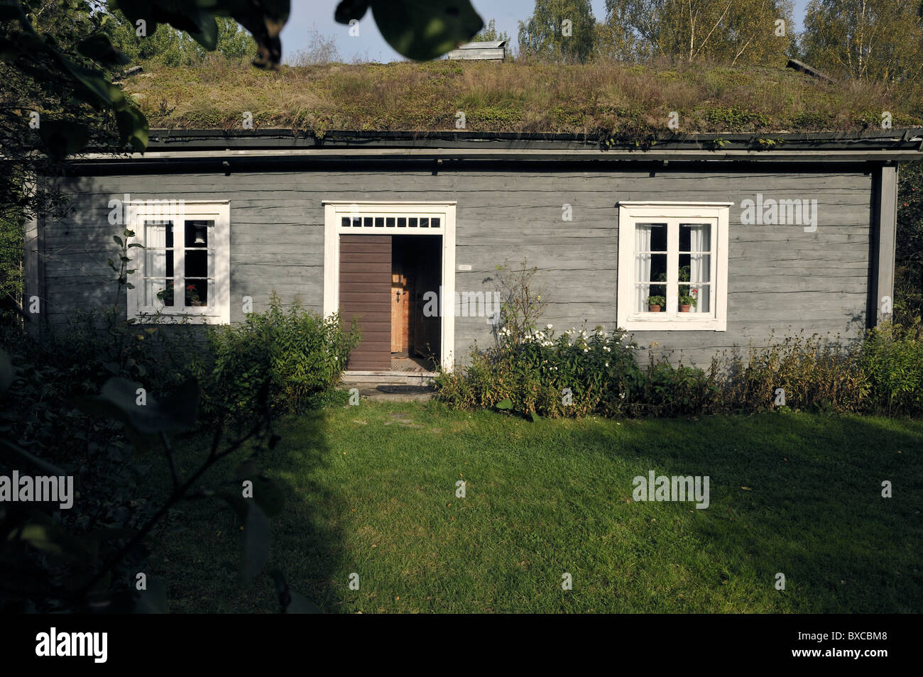 Crofter´s house with timbered walls, turf roof and small living space ...