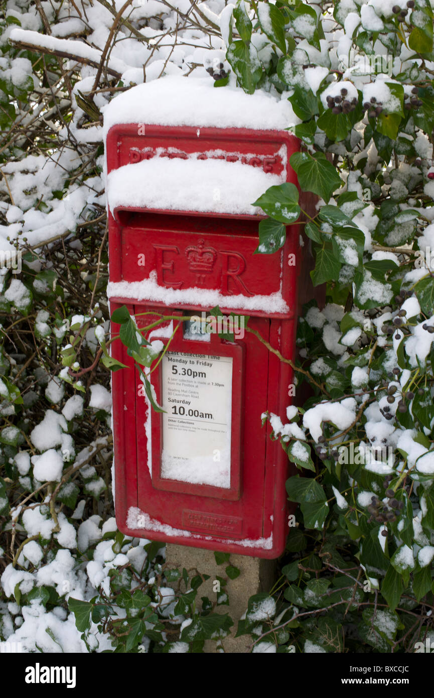 Post covered in ivy hi-res stock photography and images - Alamy