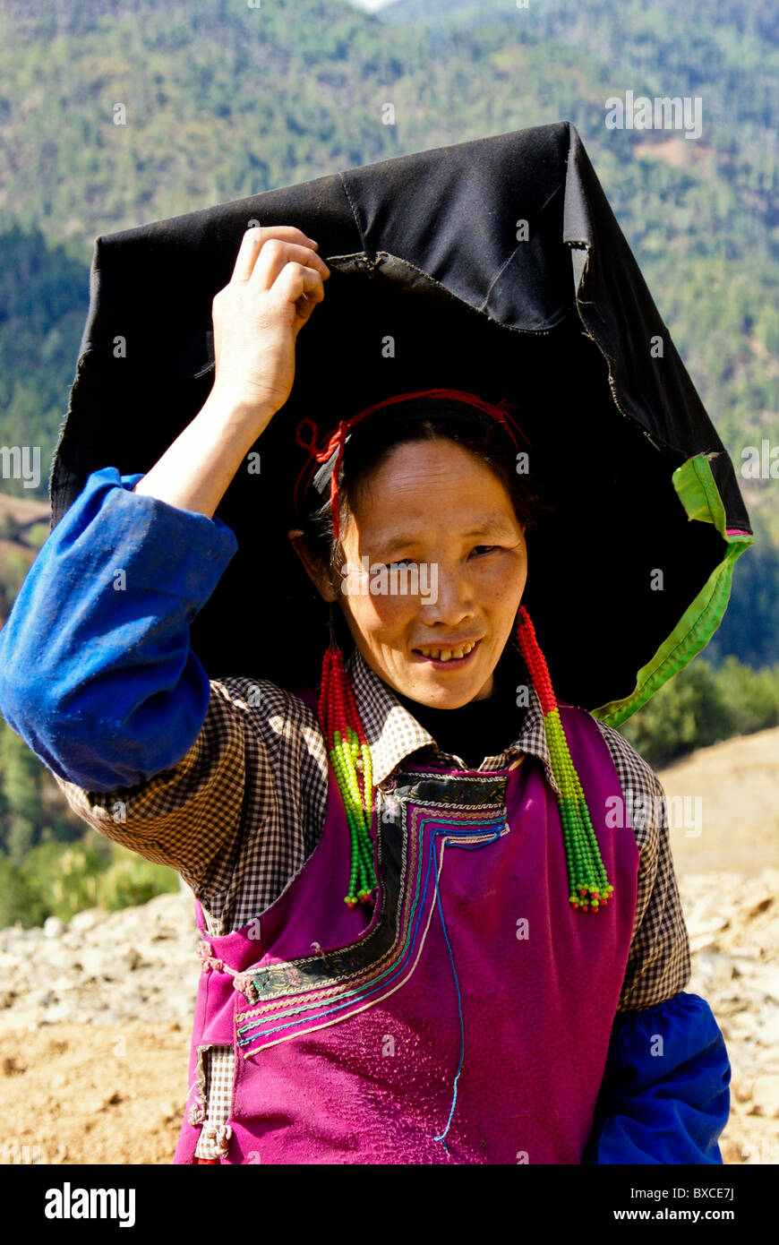 China asia traditional dress shangri la hi-res stock photography and ...