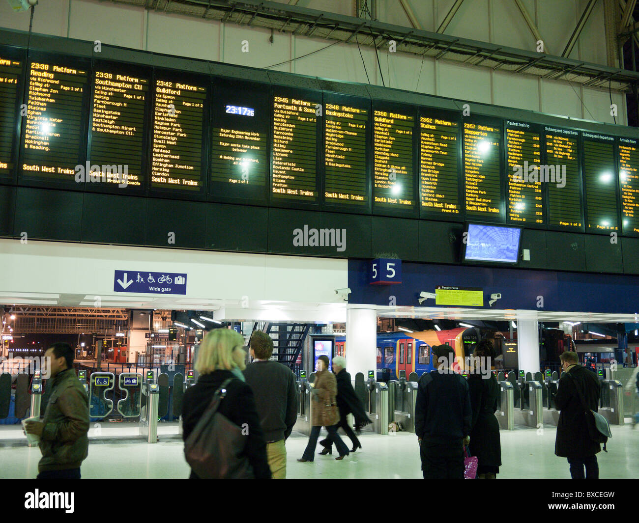 Station waiting time table hi-res stock photography and images - Alamy