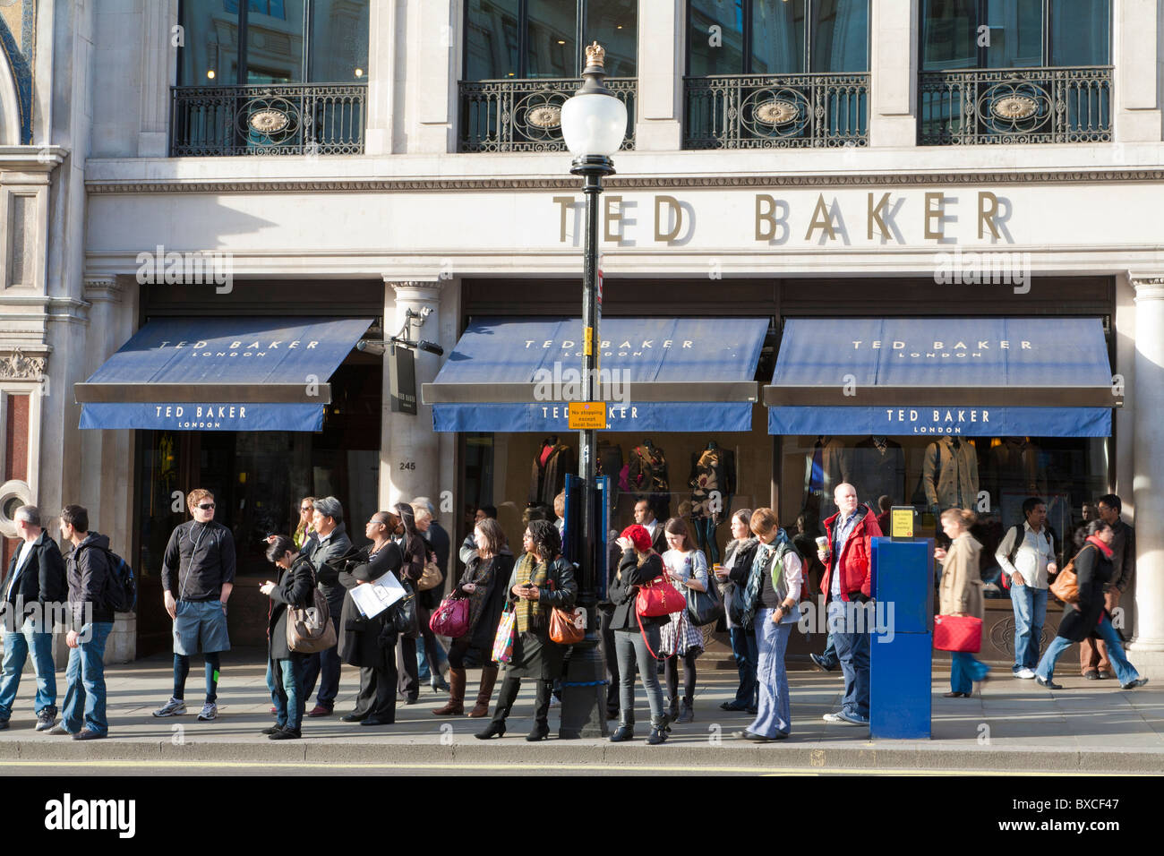 BUS STOP, REGENT STREET, LONDON, ENGLAND, GREAT BRITAIN Stock Photo - Alamy