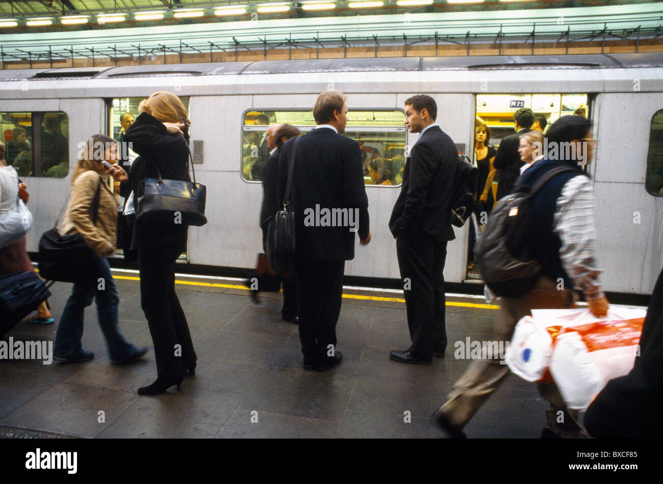 District Line Tube Train Doors Open & Passengers High Street Kensington ...