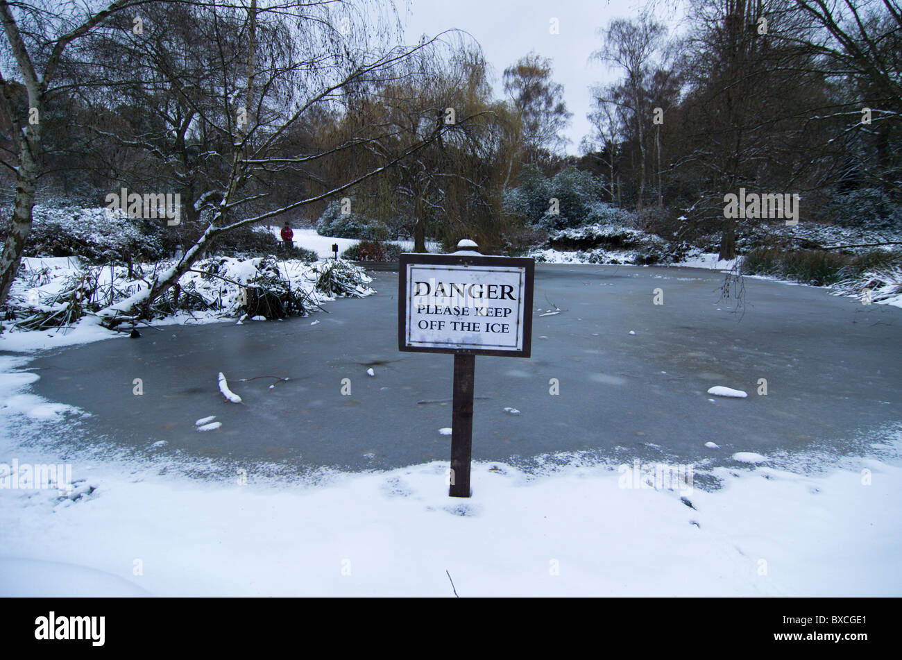 A keep off the ice warning sign in Richmond Park, London, England Stock ...