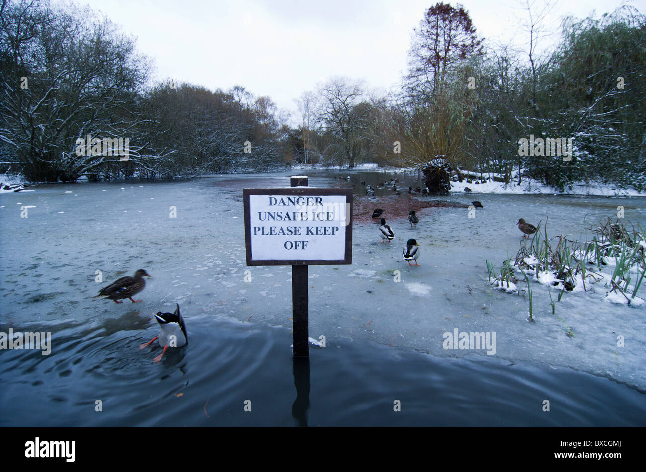 A keep off the ice warning sign in Richmond Park, London, England Stock ...