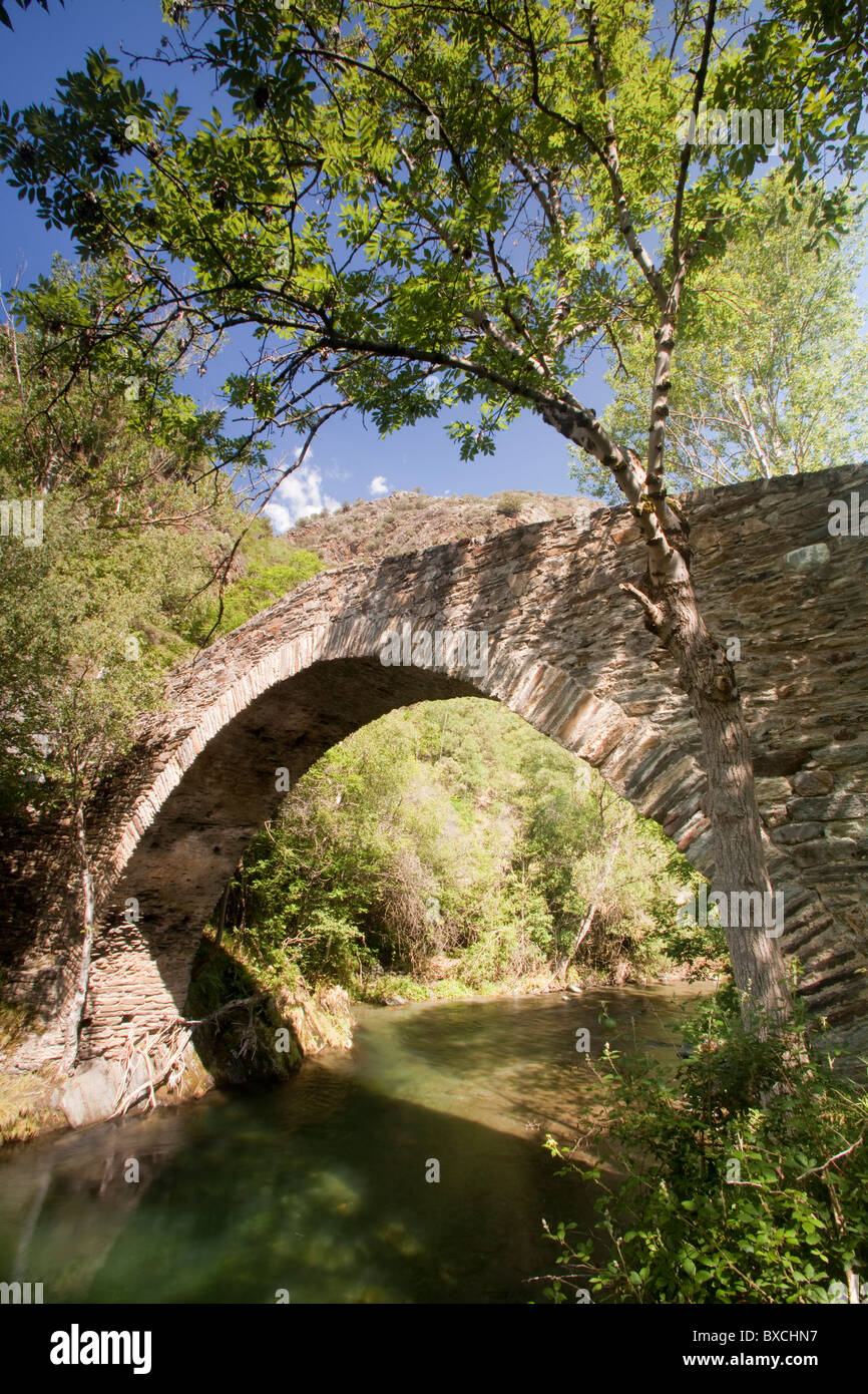 Medieval bridges hi-res stock photography and images - Alamy