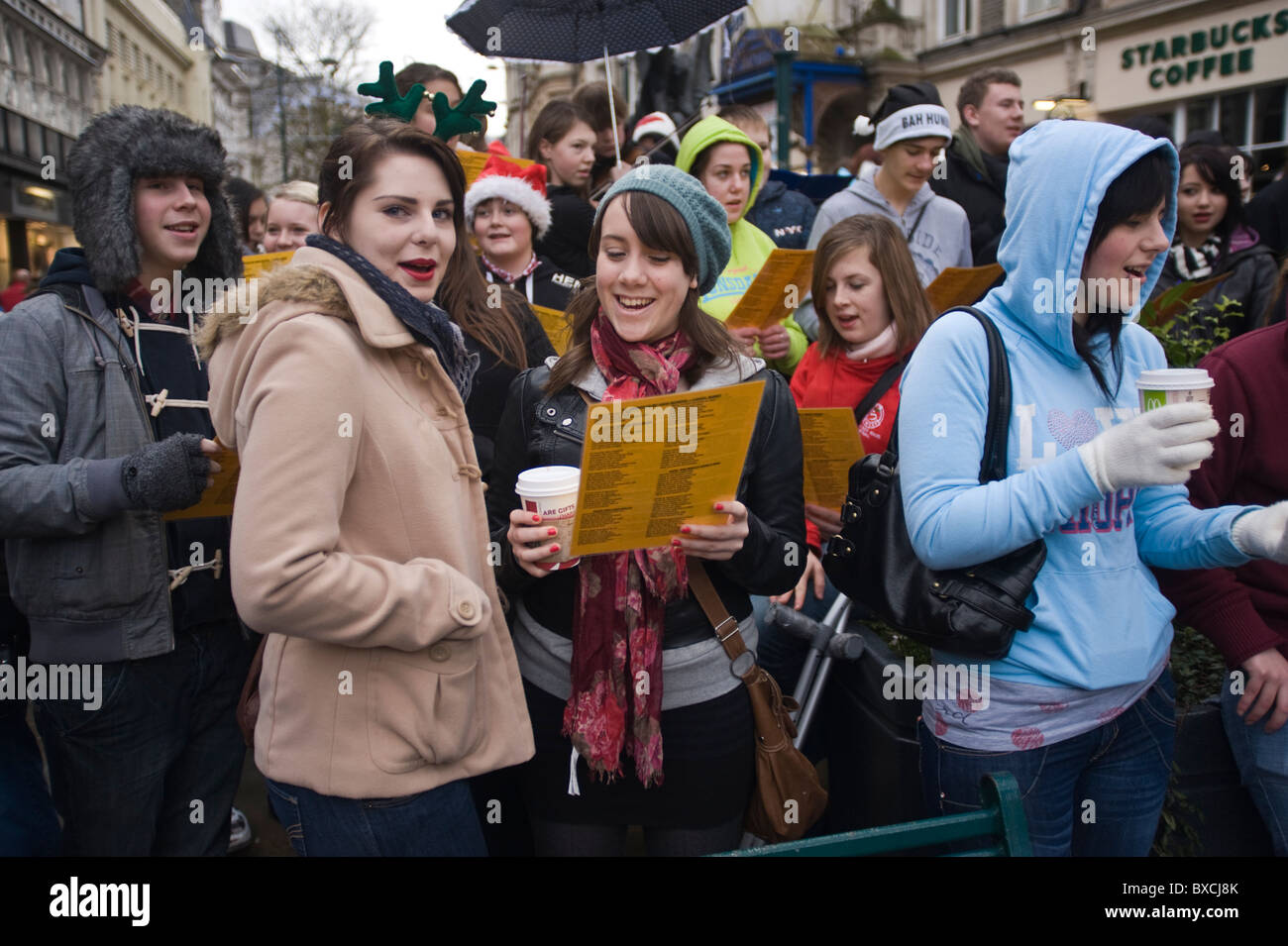 Teenage singers hi-res stock photography and images - Alamy