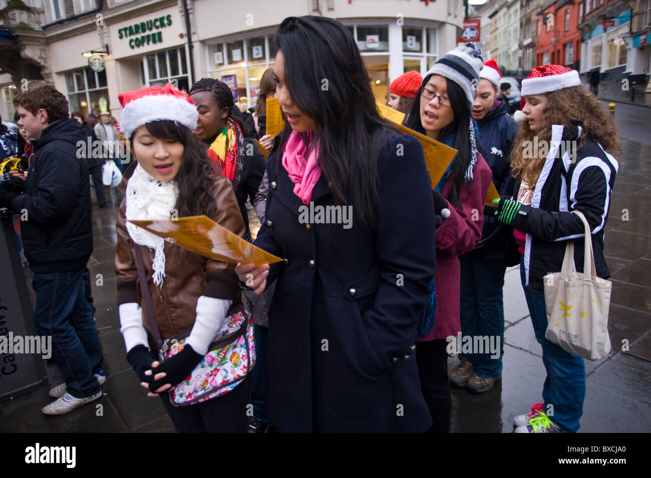 Teenage singers hi-res stock photography and images - Alamy