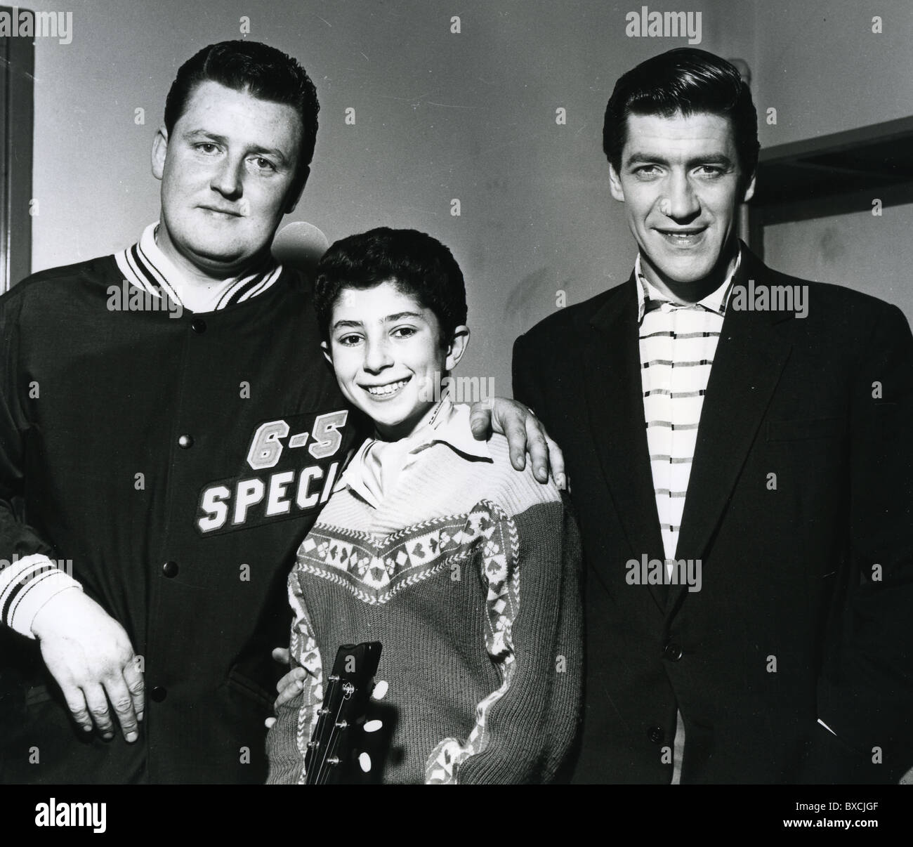 LAURIE LONDON UK pop singer (centre) in 1957 flanked by singers Don ...