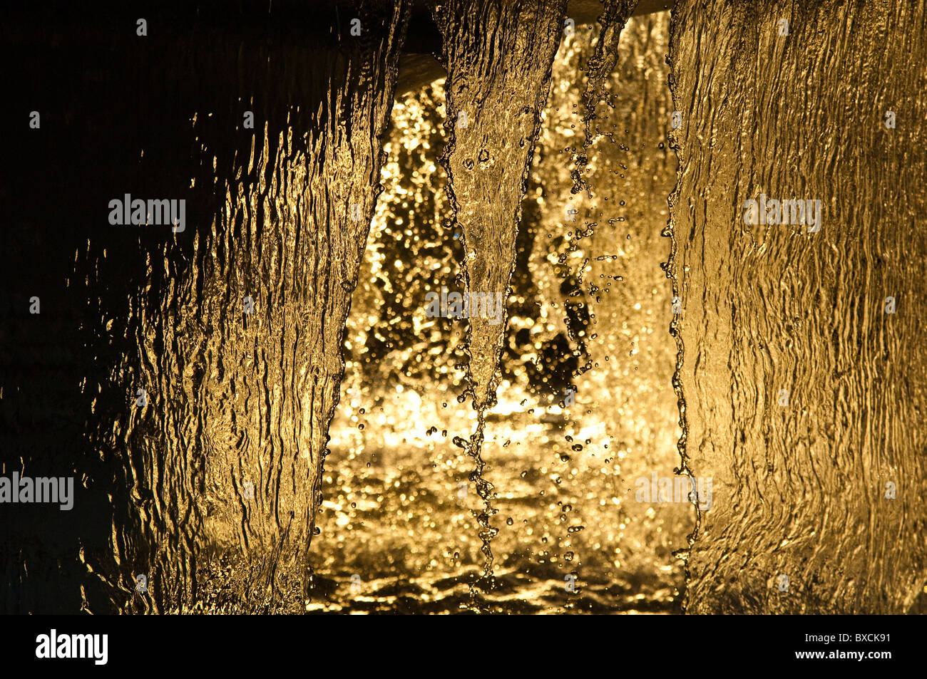 Falling water from fountain hi-res stock photography and images - Alamy