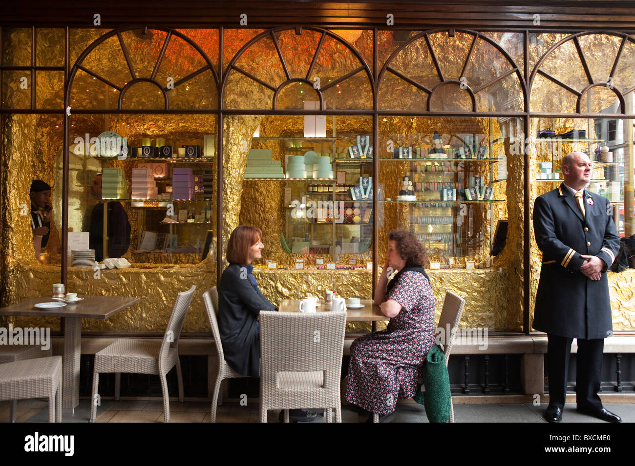 Cake shop london hi-res stock photography and images - Alamy