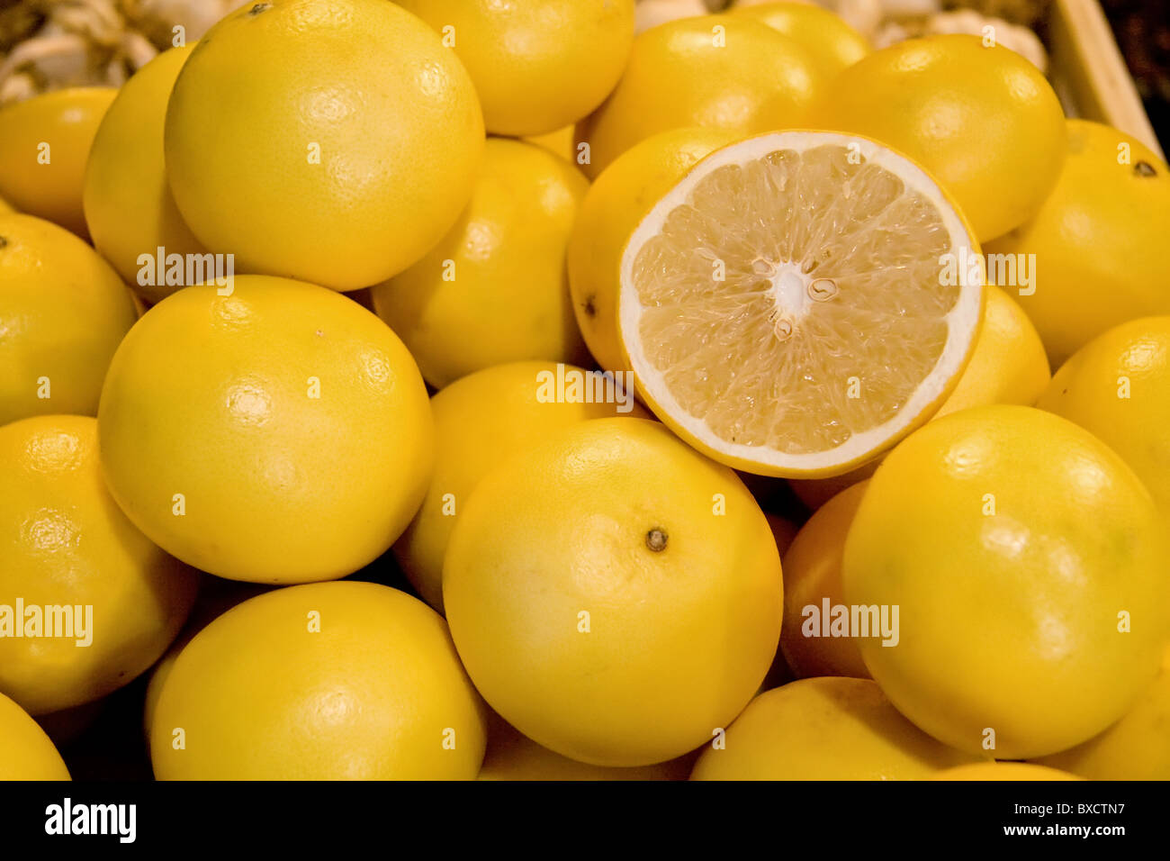 Pile of grapefruit hi-res stock photography and images - Alamy