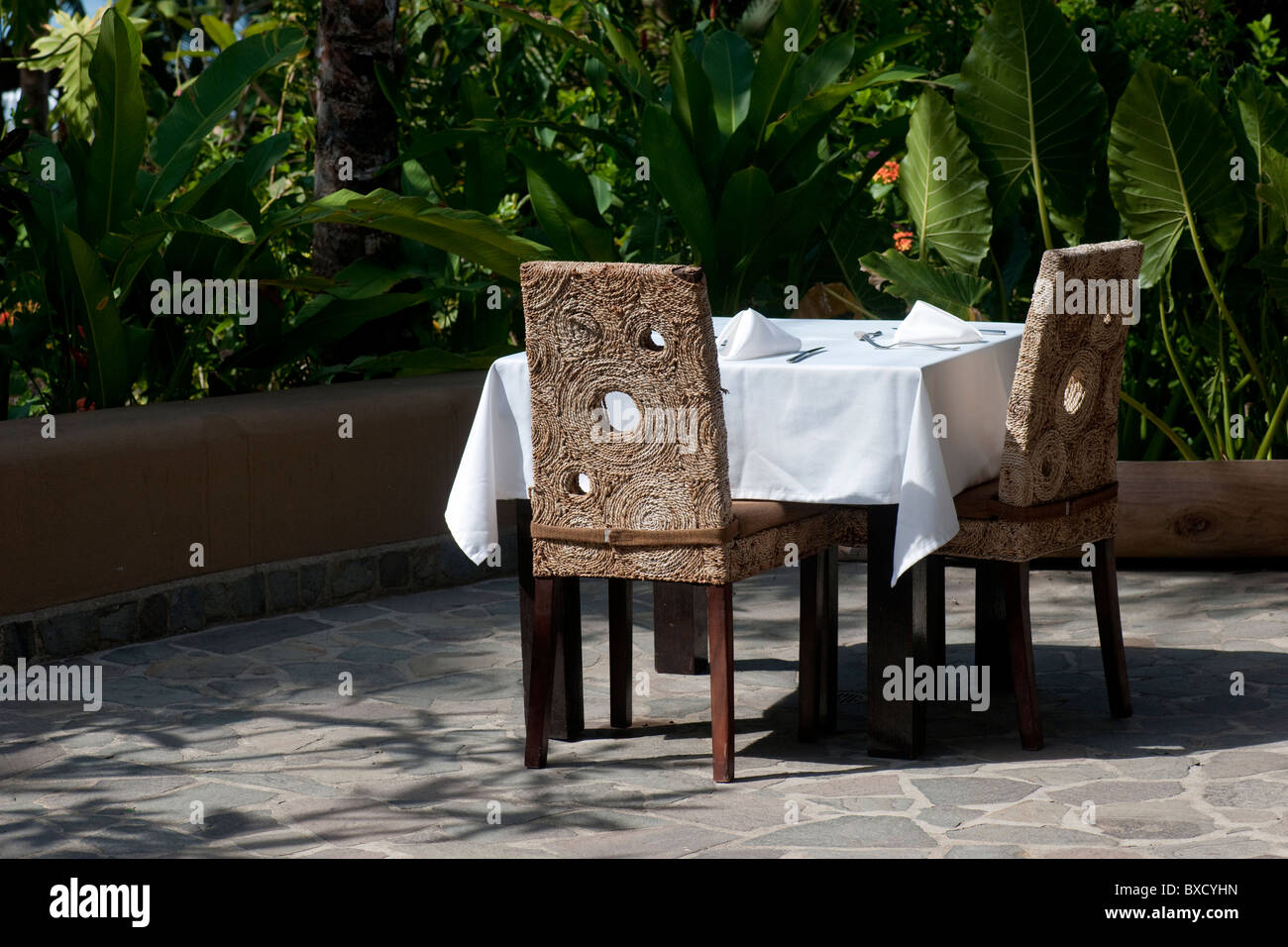 White tablecloth formal dining setting outside on the terrace Stock ...