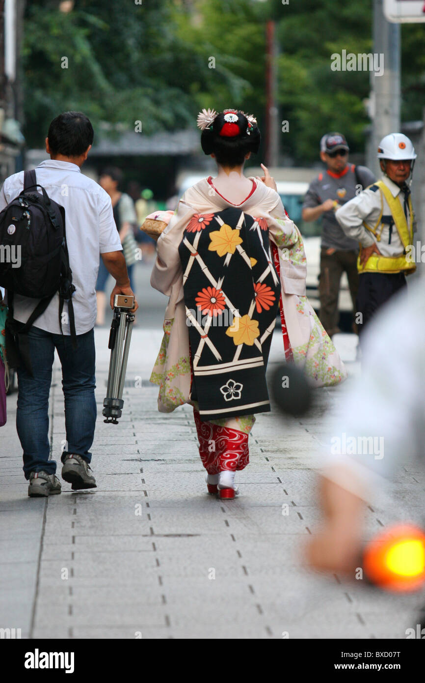 Japanese geisha walking on a street in Gion district, Kyoto Japan Stock ...