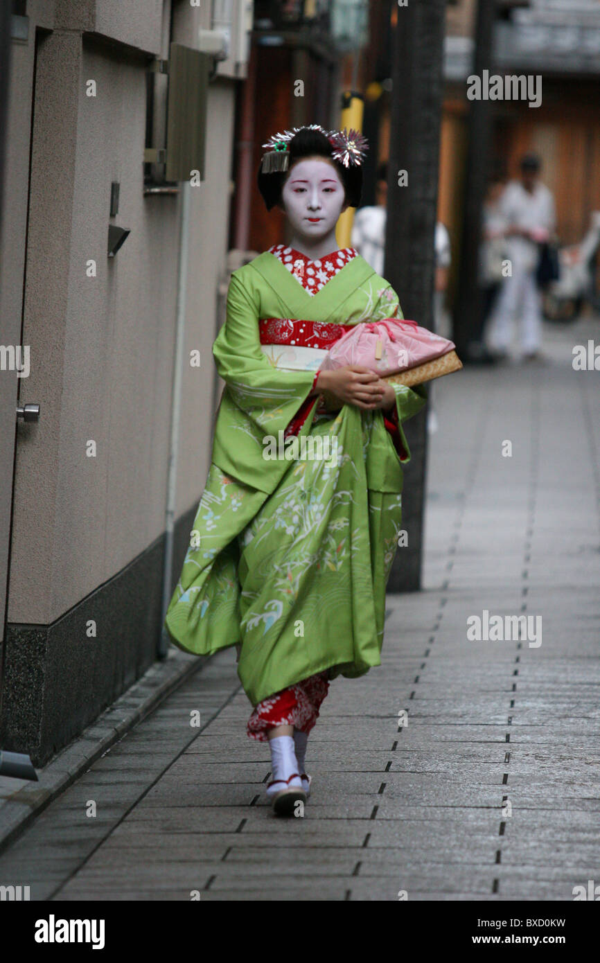 A geisha walking to her appointment in a teahouse in Gion district ...