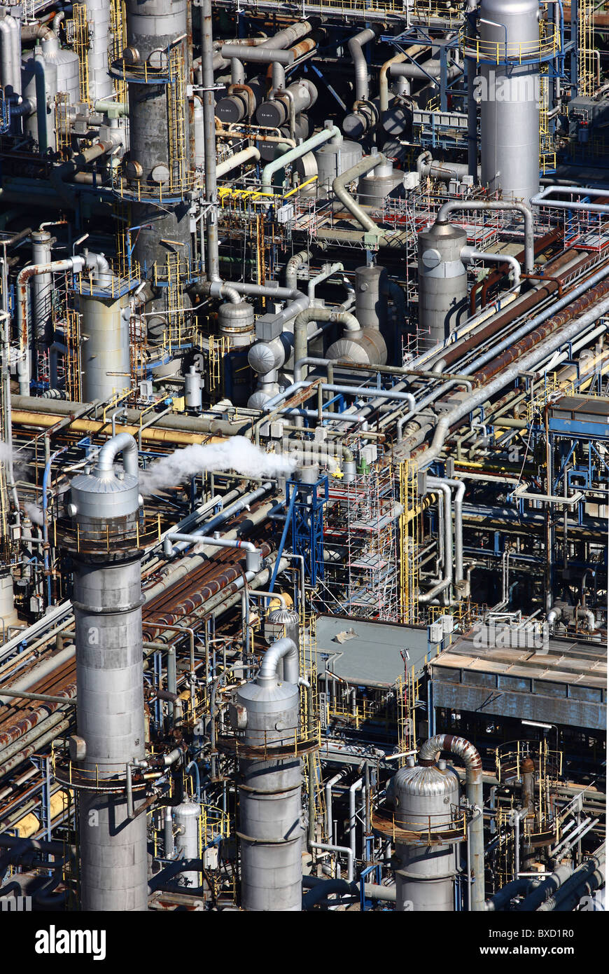 Oil refinery pipes hi-res stock photography and images - Alamy