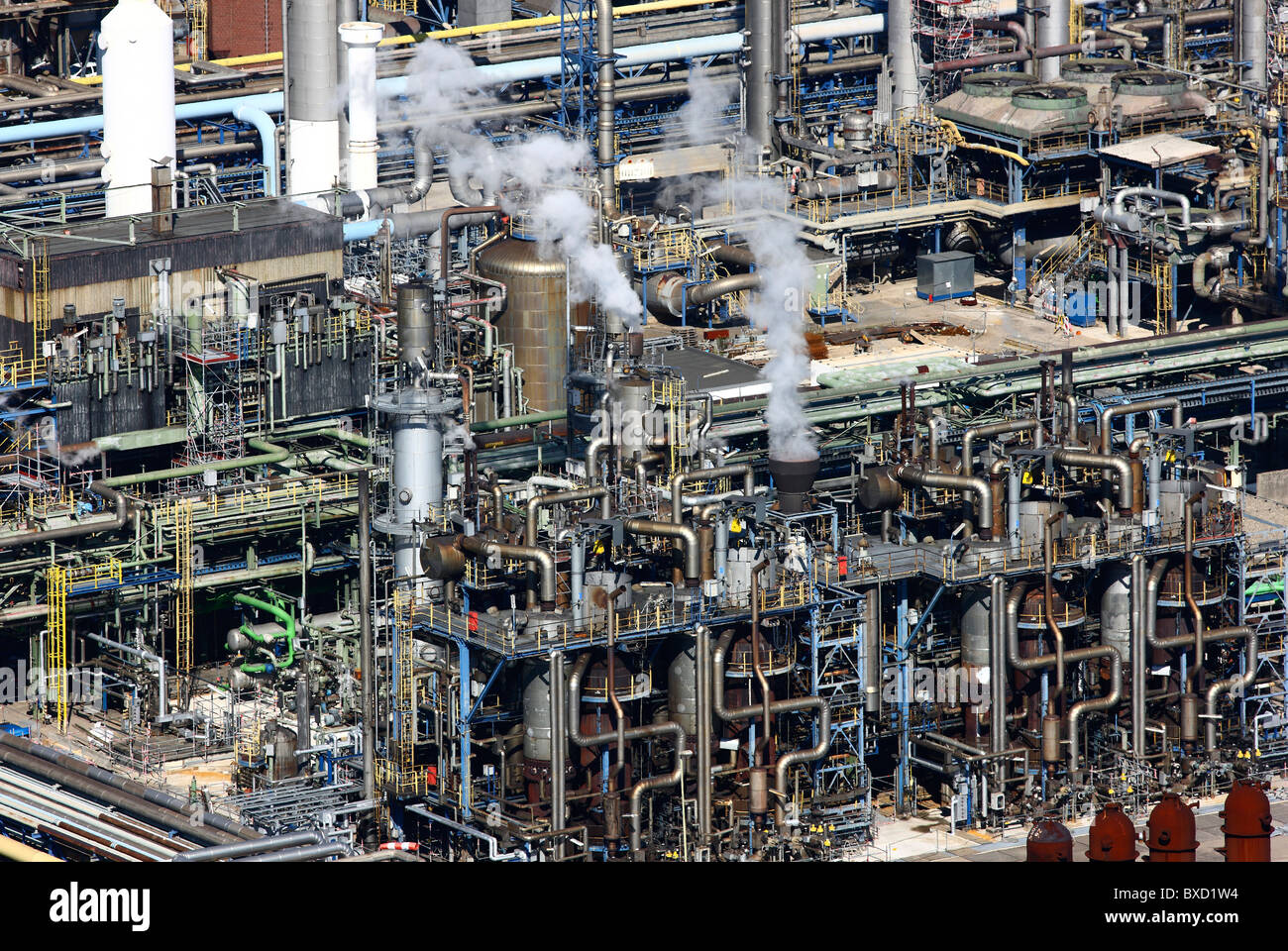 Refinery pipes hi-res stock photography and images - Alamy