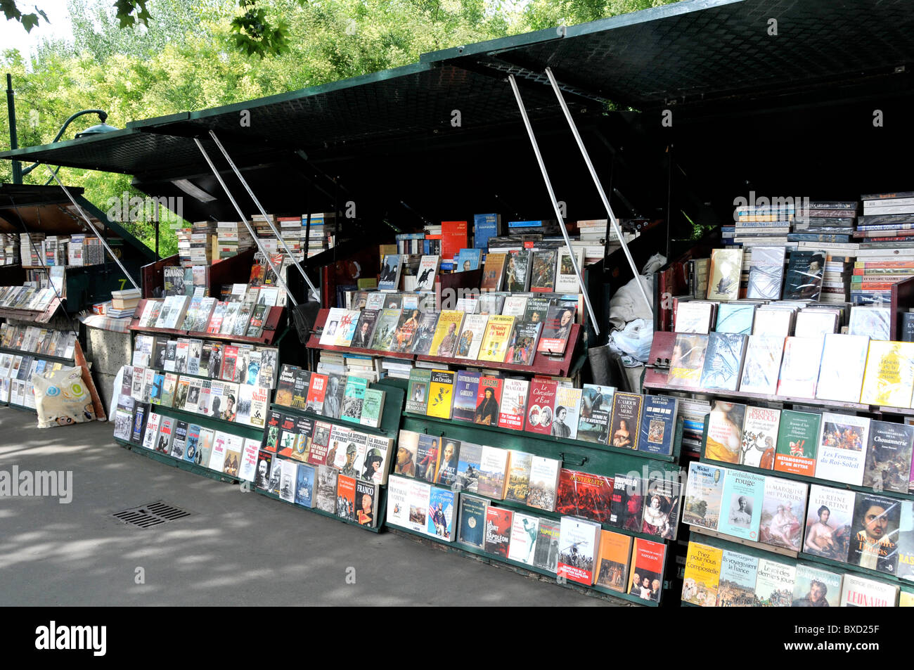 Book shop paris hi-res stock photography and images - Alamy